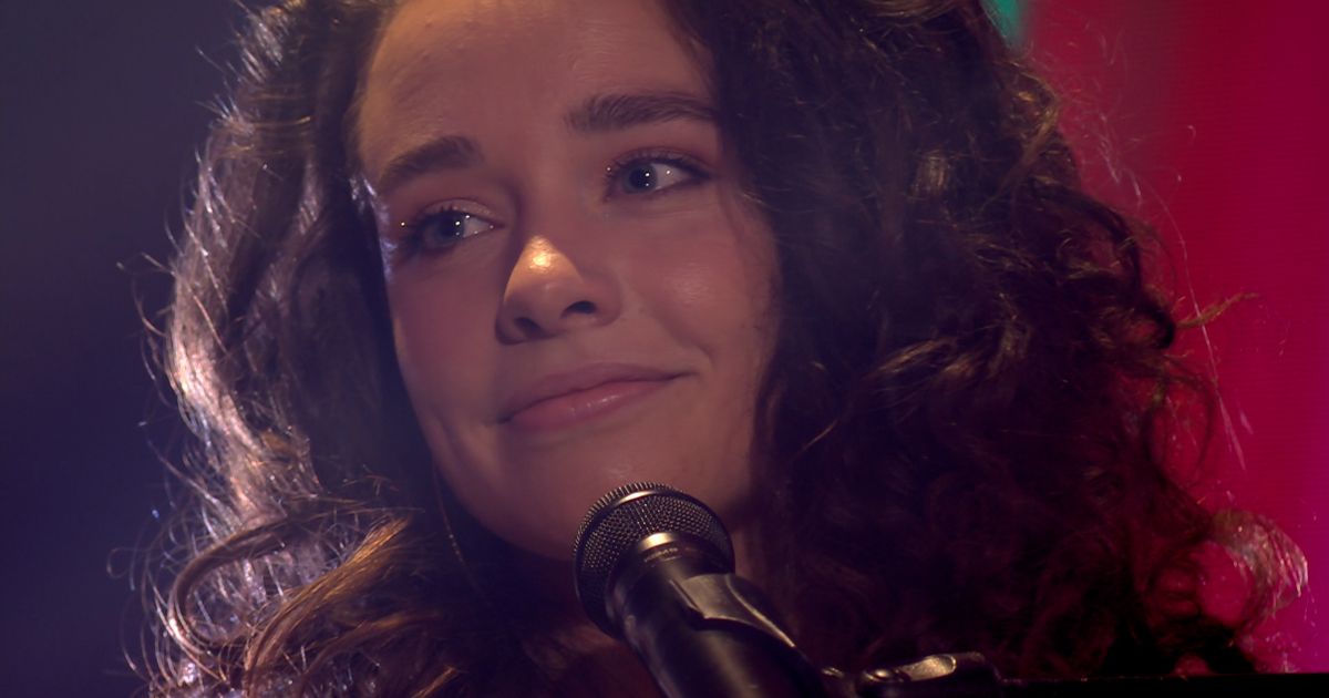 Janna speelt haar nieuwe single 'She Knows Me Now' | Eva